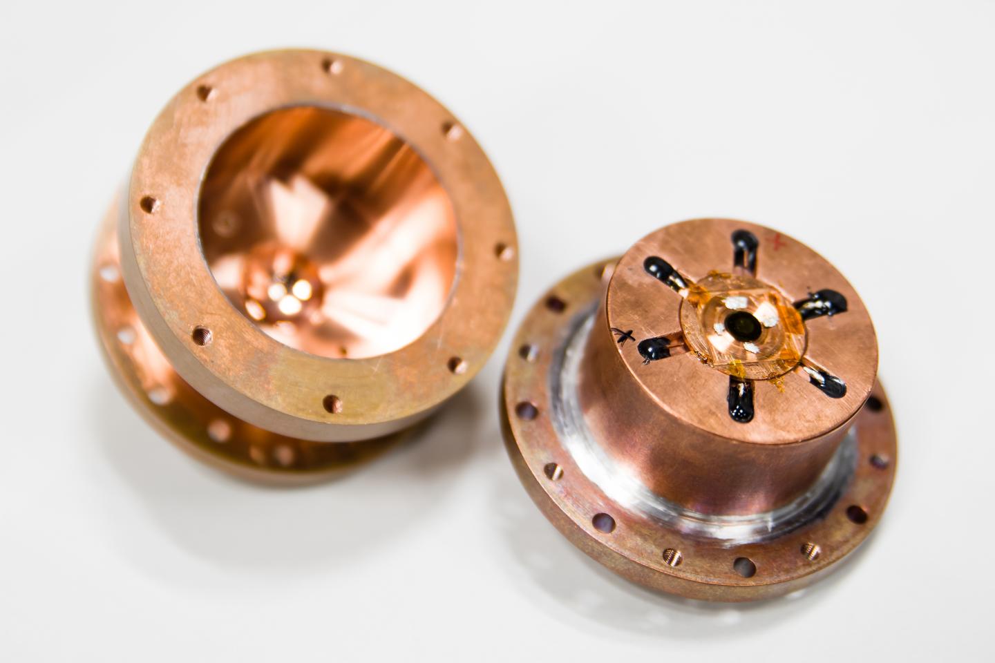 Electrons and liquid helium advance understanding of zero-resistance ...